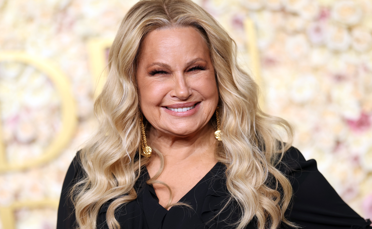 Jennifer Coolidge Wore A Full Face Of Affordable Aussie Makeup At The ...